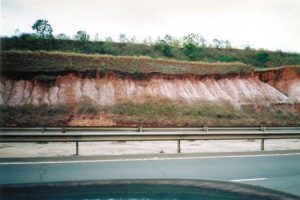Laterização é um processo de transformação dos solos tropicais